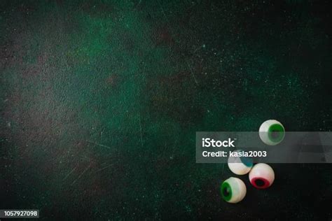 할로윈 마 시 멜로 눈 어두운 녹색 배경에 오래 된 콘크리트 색깔 최고의 볼 수 있습니다 0명에 대한 스톡 사진 및 기타 이미지