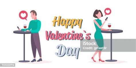 스마트폰 카페 테이블 채팅 거품 통신 개념 몇 서 다시 뒤쪽으로 마시는 와인에 휴대 전화 전체 길이 인사말 카드 가로 채팅 사용 하 여 남자 여자 가정 주방에 대한 스톡