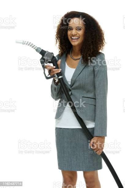 흰색 배경에 양복을 입고 검은 곱슬 머리를 가진 아프리카 계 미국인 여성 연료 펌프에 대한 스톡 사진 및 기타 이미지 연료