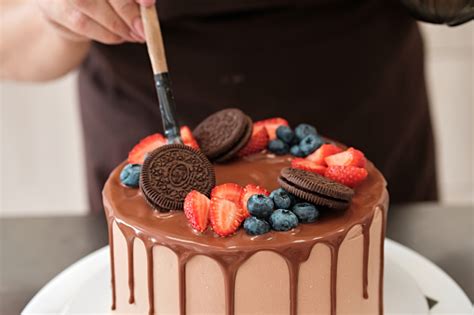 여성 페이스트리 셰프가 초콜릿 케이크를 딸기와 쿠키로 장식합니다 케이크 만들기 과정 선택적 초점 방울에 대한 스톡 사진 및 기타 이미지 Istock