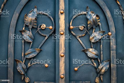 세부 사항 구조 및 위조 된 철 게이트의 장신구 꽃 장식 장식 금속에서 만든입니다 빈티지 메탈 릭 패턴입니다 배경으로 장식 요소