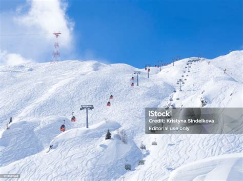 눈이 빨간색 케이블카로 슬로프를 덮고 오스트리아 알프스 국립 공원 호헤 타우른에서 무료 승차와 의자 리프트가 있습니다 자연과 스 0명에 대한 스톡 사진 및 기타 이미지