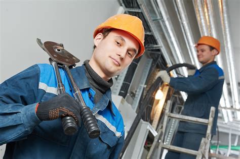 电工修理电线图片 蓝天背景下电工爬到电线杆上修理电线素材 高清图片 摄影照片 寻图免费打包下载