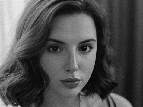 Yeye On Xcams For A Hot Live Sex Cam Show