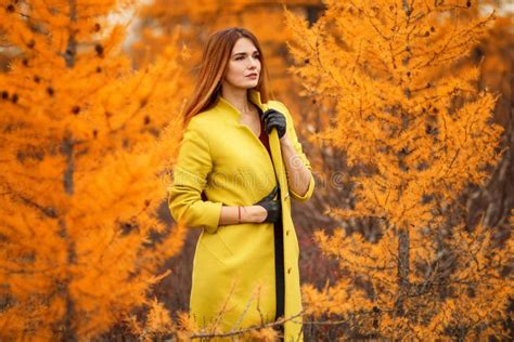 Женщина в черной кожаной куртке Стоковое Фото изображение насчитывающей джинсыы холодно