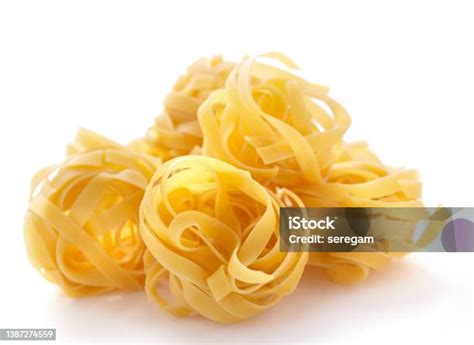 페투치네 원시 파스타 이탈리아 음식 은 흰색 배경에 고립 파스타 타글리아텔 파스타에 대한 스톡 사진 및 기타 이미지 파스타 익히지 않은 파스타면 더미 Istock