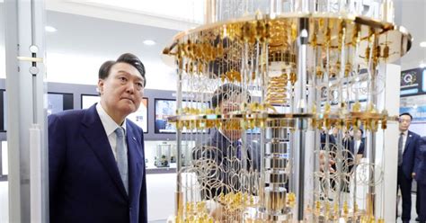 50큐비트 양자컴퓨터 모형 살펴보는 윤 대통령