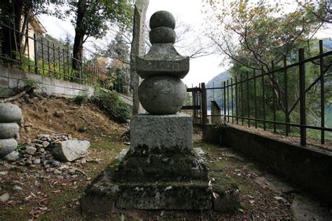 波豆はず八幡神社五輪塔石造鳥居