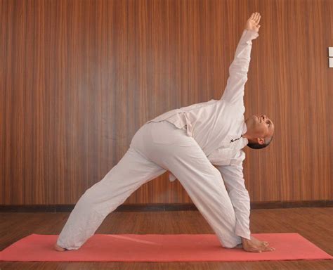 Trikonasana Triangle Pose How To Do This Pose Easy Begineers Pose