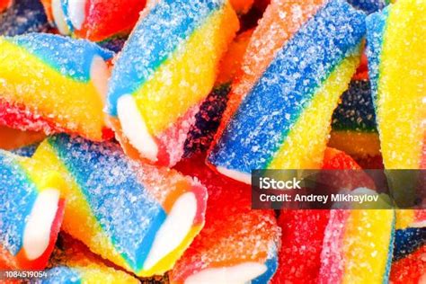 아름 다운 화려한 막대 사탕 클로즈업입니다 주석 상자에 초콜릿 너트입니다 항아리에 노란색 주황색 빨강 자주색 분홍색 밝은 사탕 빈티지 아이 들을 위한 치료 디저트 테이블