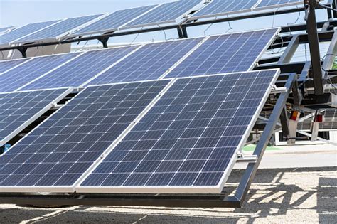 트레일러 이동할 수 있는 태양 농장에 설치된 태양 에너지 패널 0명에 대한 스톡 사진 및 기타 이미지 0명 녹색 기술