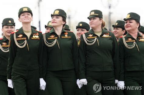 전승절 78주년 맞아 행진하는 러시아 여군 연합뉴스