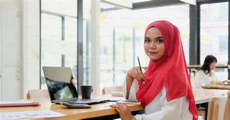 초상화가 테이블에 찍힌 카페에서 일하는 이슬람 여성 사진 Unsplash의 앉아 이미지