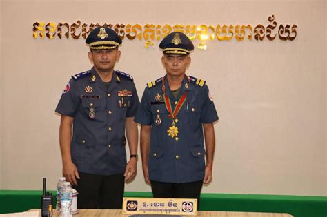 នាយឧត្តមសេនីយ៍ សៅ សុខា បំពាក់ឋានន្តរស័ក្តិ និងគ្រឿងឥស្សរិយសជូនយោធិន១១រូប