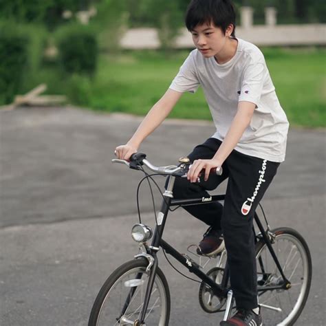 เปิดวาร์ป น้องเอเอ หลานชาย โทนี่ รากแก่น หล่อหน้าใส ออร่าพระเอกจับแต่เด็ก The Bangkok Insight