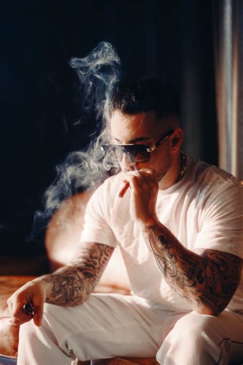 가을 경치 공원 나무 남자 남자 연기 담배 남자 흡연 담배 밈 남자 흡연 시가 밈 남자 흡연 태도 남자 흡연 태도 상태 남자 흡연과 웃음 밈 남자 흡연과