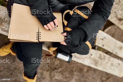 검은 색 재킷에 빨간 모자를 쓴 여행 여성은 노트북에 쓰기 메모를 30 34세에 대한 스톡 사진 및 기타 이미지 30 34세 가을 고용과 노동 Istock