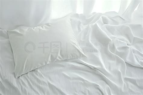 简约风格ai数字艺术 8k超清照片，简约风格，纯白色背景，画面主体为一张白色床单和一个白色枕头，枕头放置在床单上，床单被拉扯得有些凌乱，部分覆盖在枕头上方，整体视觉效果简洁干净，传达出纯净