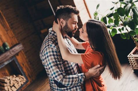 Foto De Feliz Pareja Joven Besando Gentil Movimiento Nuevo Lugar Disfrutar Juntos En Vivo