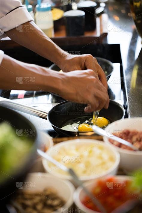 煎蛋 垂直画幅 留白 高视角 服务业职位 早晨 制服 锅 仅男人 仅成年人素材 花瓣网