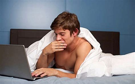 Vợ khóc lóc cầu cứu bác sĩ vì chồng nghiện phim sex