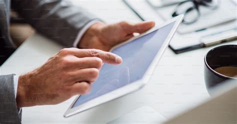 태블릿을 사용하여 테이블에 앉아 있는 알아볼 수 없는 사업가의 중간 부분 복사 공간 사진 Unsplash의 실업가 이미지