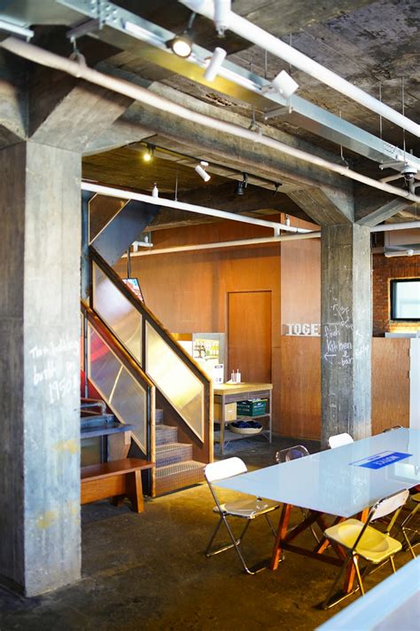 긴 테이블과 의자가있는 방 사진 Unsplash의 무료 대한민국 이미지