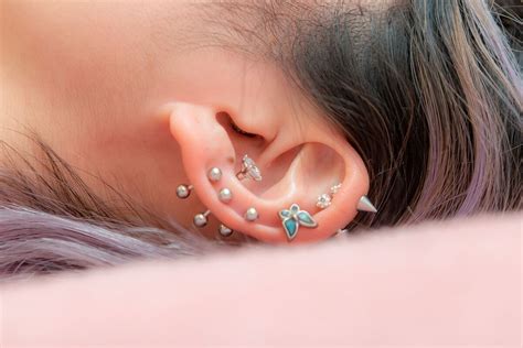 【医師監修】ピアスつけっぱなしで寝るリスクとは？つけたままにする際の注意点も解説｜wenell（ウィーネル）