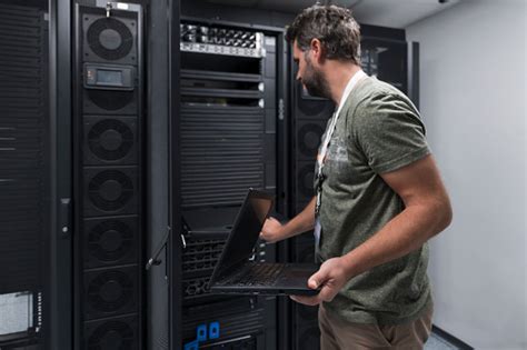 남성 시스템 관리자와 함께 하는 슈퍼컴퓨터 서버실 전문 시설의 데이터 센터 엔지니어 우징 키보드 수퍼컴퓨터에 대한 스톡 사진 및