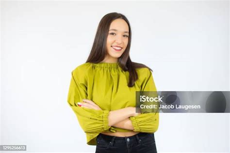 팔을 접고 흰색 배경에 고립 된 카메라를 보고 서있는 웃는 매력적인 여성의 초상화 계절에 대한 스톡 사진 및 기타 이미지 계절 광고 귀여운 Istock