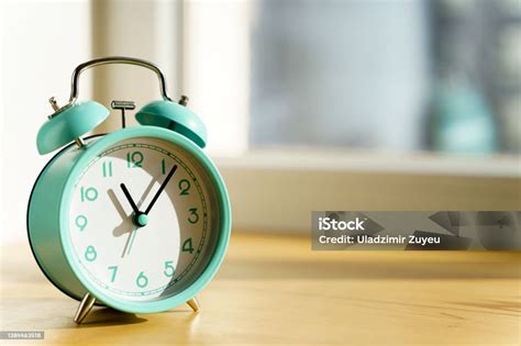 아침 밝은 태양과 창의 배경에 대한 침실의 테이블에 아침에 알람 시계 일어나 시간 새로운 날 낙관주의 개념 배경 주제에 대한 스톡 사진 및 기타 이미지 Istock