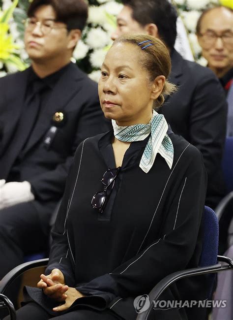 고 현철 영결식 참석한 인순이 연합뉴스