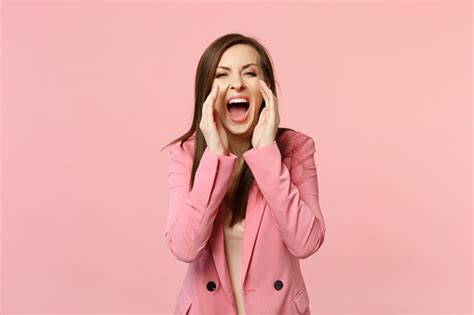 카메라를 보고 재킷에 미친 젊은 여자의 초상화 파스텔 핑크 벽 배경에 고립 된 입 근처 손 제스처로 비명 사람들은 진심으로 감정 라이프 스타일 개념입니다 복사 공간을 모의