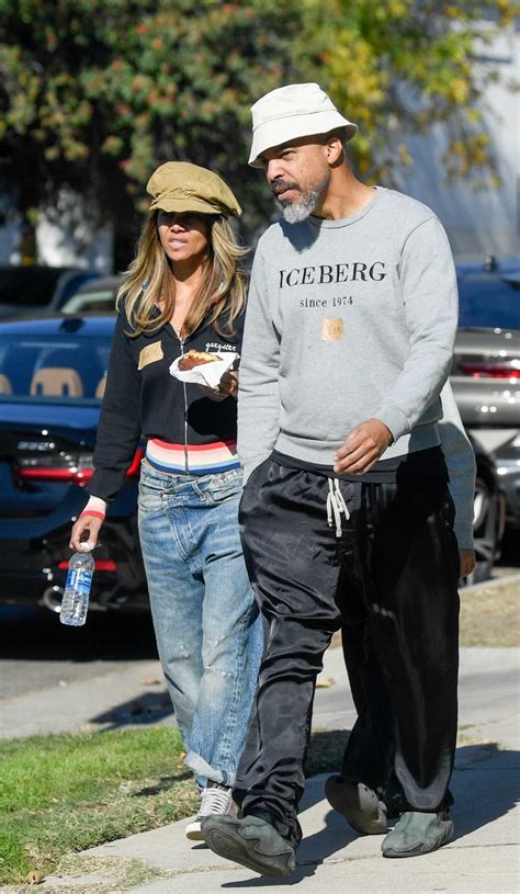 Halle Berry In A Yellow Cap Was Seen Out With Van Hunt In Los Angeles
