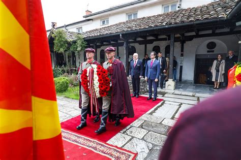 ФОТО ВИДЕО Претседателот Пендаровски и латвискиот претседател положија венци на гробот на Гоце
