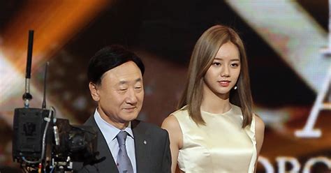 [포토엔]혜리 과감한 절개드레스입고 시상식 나들이