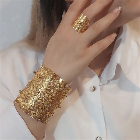 خرید و قیمت ست انگشتر و دستبند بحرینی با آبکاری طلا رنگ ثابت و بدون