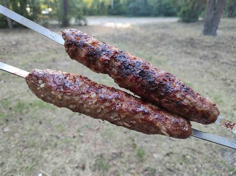 Люля кебаб с соусом · Готовим на природе