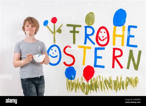 Ein Junge Mit Der Botschaft Frohe Ostern Auf Eine Wand Gemalt Ein