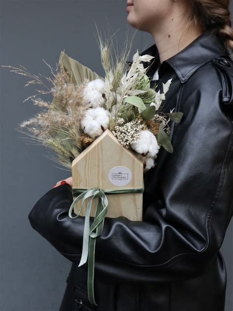 Домик с сухоцветами купить в СПБ с доставкой в Kraft Flowers
