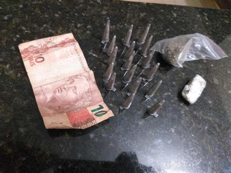 Jovem de 18 anos vai preso pela PM por tráfico de drogas Comando VP