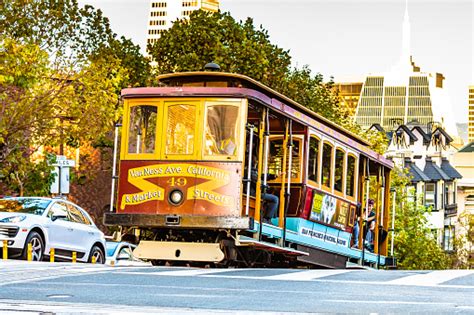 관광객과 유명한 관광 명소와 독특한 대중 교통 통근 샌프란시스코 캘리포니아의 도시 거리에 오픈 도어 케이블카 트램 트롤리를 타고 지역 주민 고풍스런에 대한 스톡 사진 및