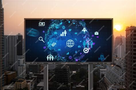 방콕 동남 아시아의 일몰 파노라마 도시 풍경 위에 소셜 미디어 아이콘의 세계 행성 지구 지도 홀로그램 사람 연결 개념 프리미엄 사진