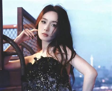 杨幂穿黑色连衣裙酷飒十足 化烟熏妆甜酷感满满