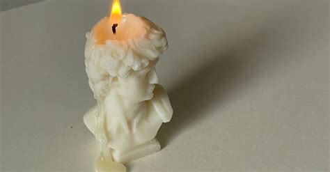 가벼운 개념 예술 녹는 독창적 인 조명 독특한 캔들 동상 따뜻함 미니멀리즘 미술 작품 밀랍 반사 변덕스러운 분위기 부드러운 빛 불꽃 빛과 그림자