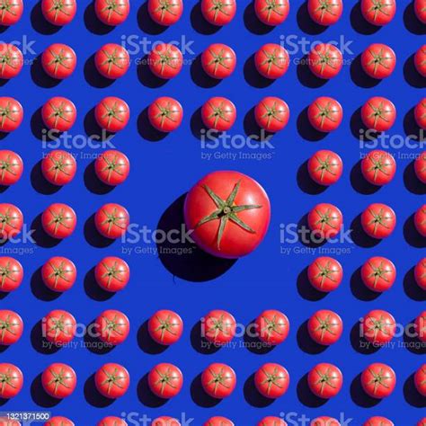 컬러 배경에 신선한 빨간 토마토에서 매끄러운 질감 배경 패턴 건강한 식품 개념 0명에 대한 스톡 사진 및 기타 이미지 0명 개념 개념과 주제 Istock