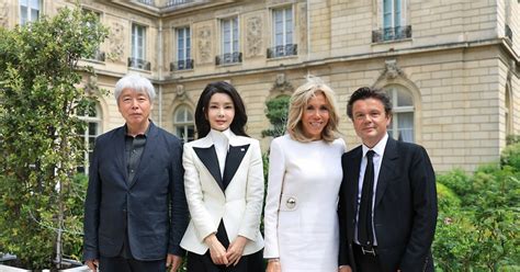 브리지트 마크롱 여사와 기념 촬영하는 김건희 여사