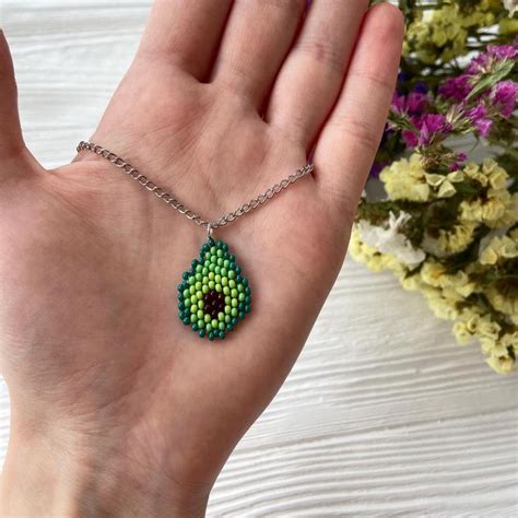 Кулон авокадо из бисера🥑 — цена 100 грн в каталоге Кулоны Купить аксессуары по доступной цене на
