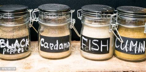 생선 요리 커 민 향료 카 다 몬 페 퍼 유리 항아리에 다채로운 향신료 0명에 대한 스톡 사진 및 기타 이미지 0명 가루로 빻은 강황 Istock