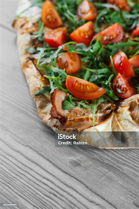 회색 나무 배경에 Scrocchiarella 미식 이탈리아 요리 핀사 로마나 전통 요리 피자 가게에서 음식 배달 고기 아루굴라 토마토 치즈핀사 0명에 대한 스톡 사진 및